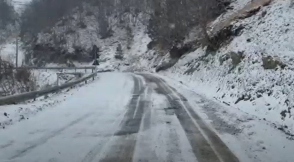 Dimri sapo ka trokitur, Dëbora zbardh sot Korçën - Lajme.al